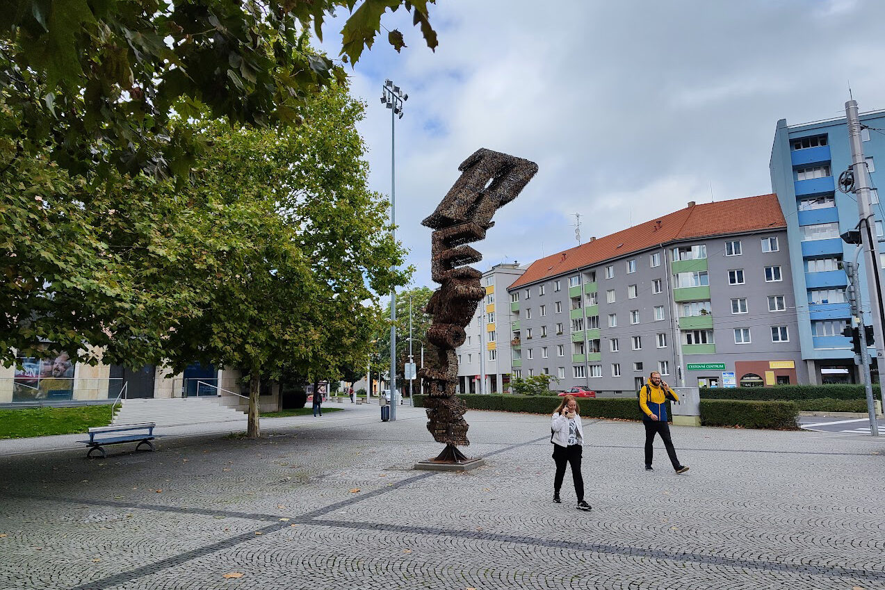 Davidova socha Revoluce již zdobí přednádraží. Tvoří ji 85 tisíc klíčů ...